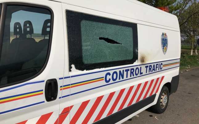 VIDEO O dubă de la ISCTR a fost incendiată cu un cocktail Molotov. Cei ...