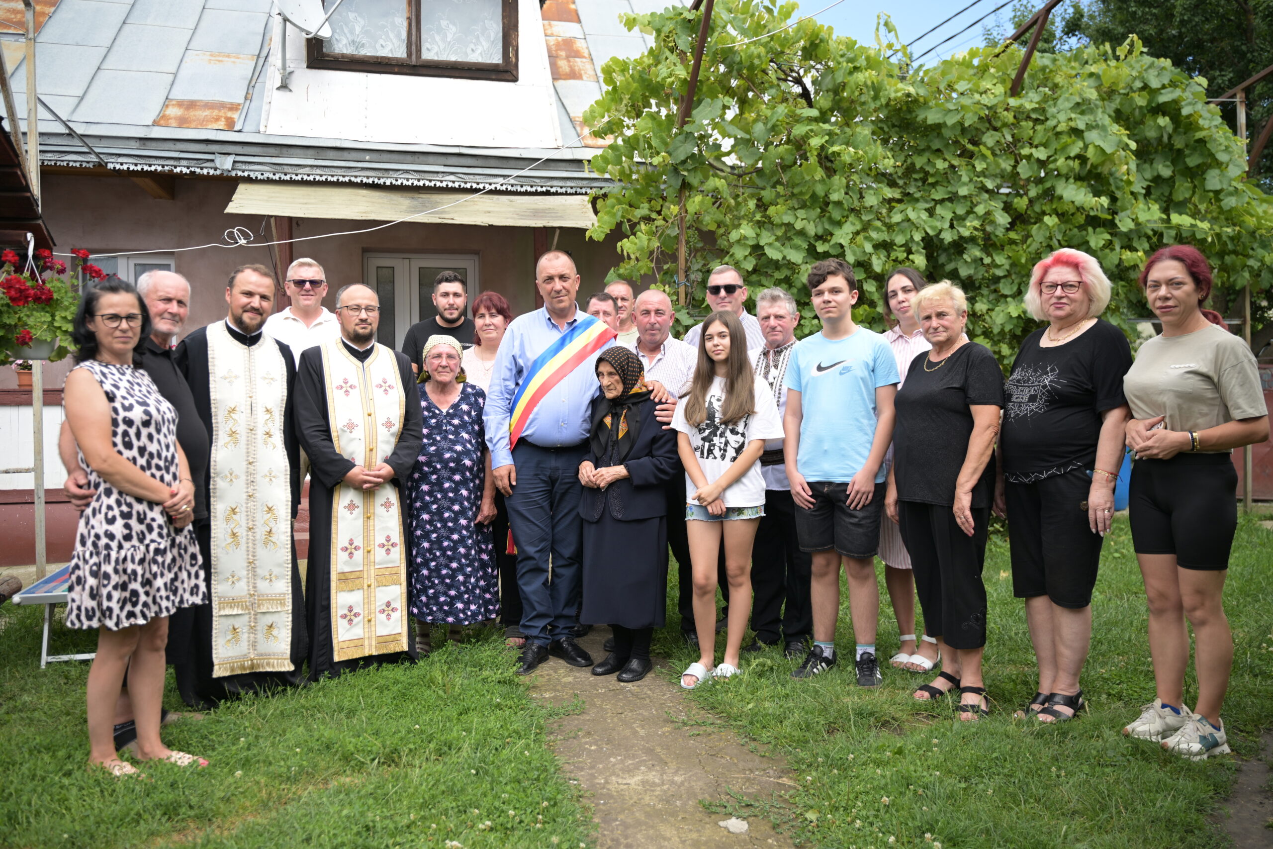 Centenar sărbătorit cu emoție în comuna Șcheia. Primarul Cristi Burac a ...
