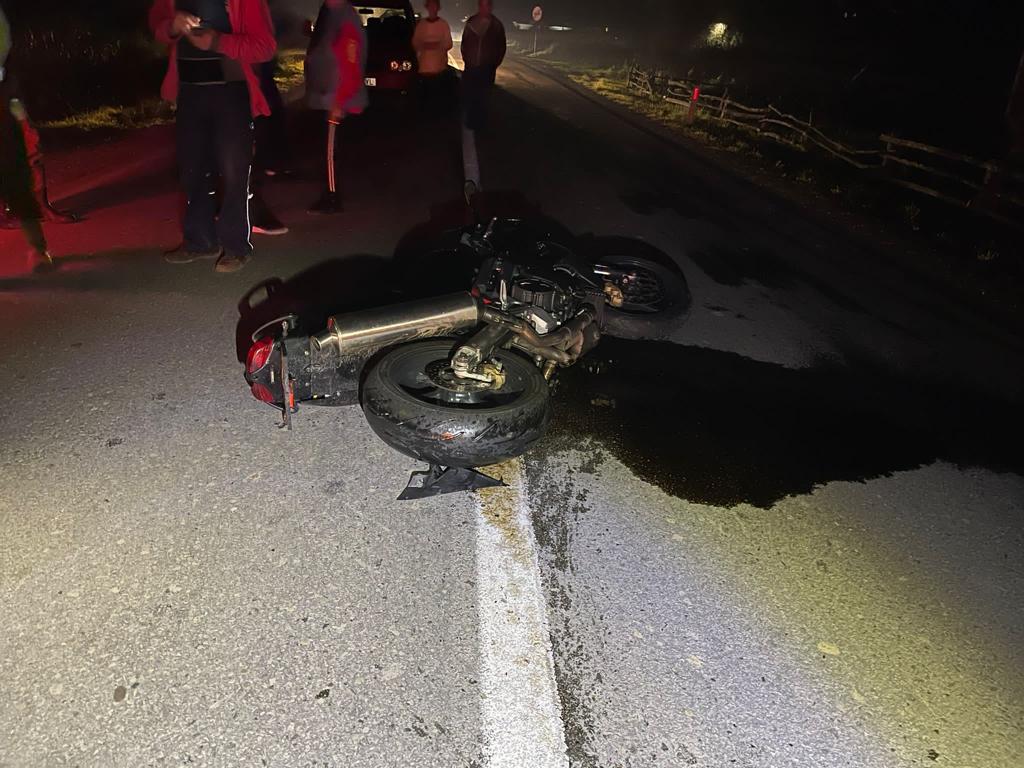 Un scuter pe care se aflau doi tineri a fost spulberat de o mașină, la ...