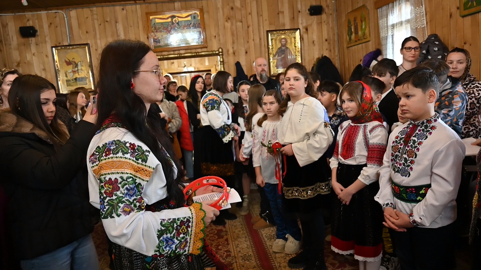Concert de colinde emoționant la Mănăstirea Sfântul Ilie. Copiii din ...